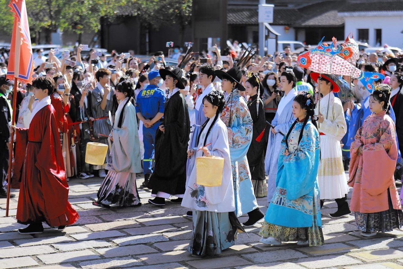 Hanfu: A Traveler’s Guide To China’s Traditional Clothing: Travel Tips ...