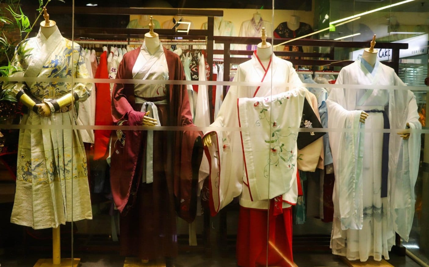 Hanfu: A Traveler’s Guide To China’s Traditional Clothing: Travel Tips ...